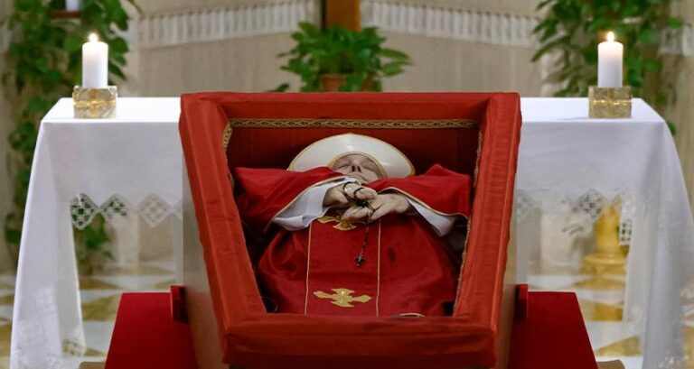 Papa Francisco ataúd: imágenes impactantes y su descripción